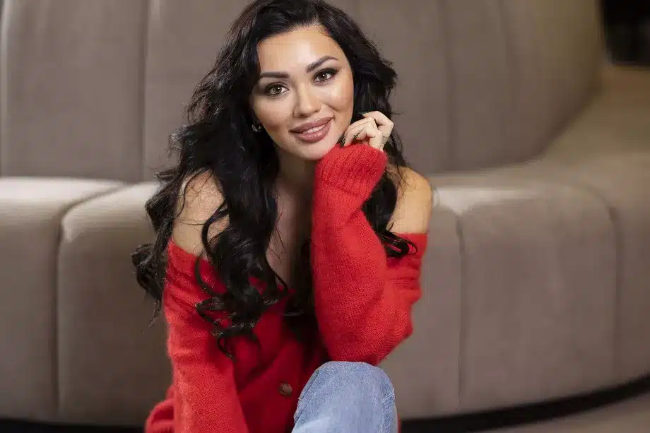 Rohkeus palkittiin: Shirly Karvinen hurmaa sensaatiomaisella asuvalinnalla globaalissa ensi ...